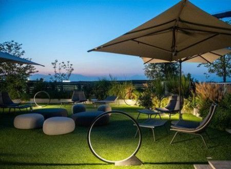 Des toits végétaux avec du gazon synthétique